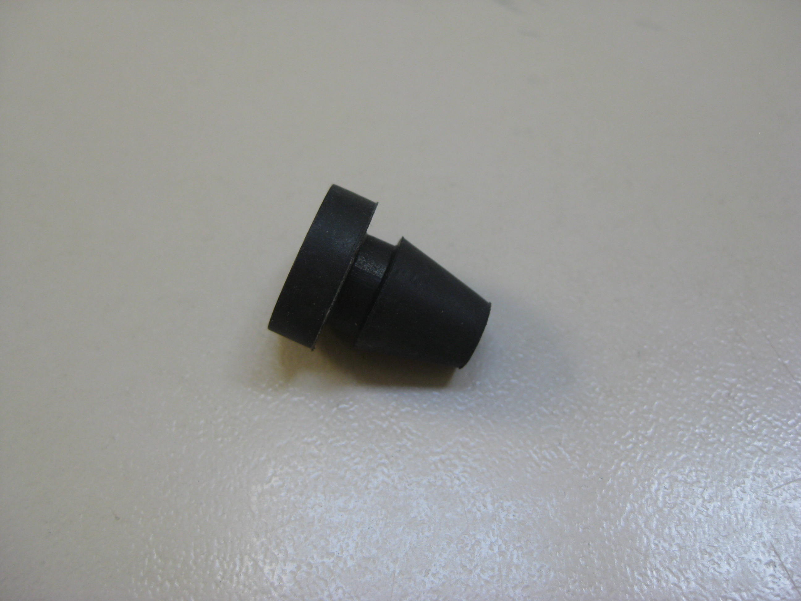 gumový doraz čela kabiny 08-011-11 / www.multicarmorava.cz | Náhradní ...